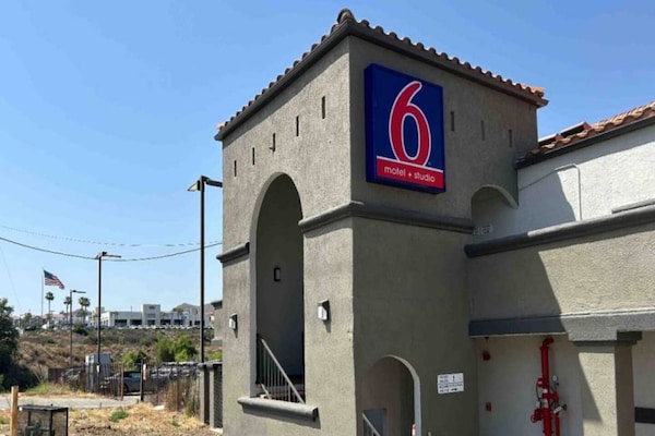 2 Queen Beds  Non-smoking - Lake Elsinore, CA