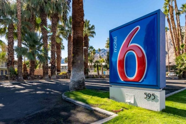 1 Queen Bed Deluxe - Palm Springs, CA