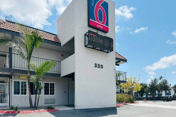1 King Bed Non-smoking Micfridge - Otay Mesa - San Diego