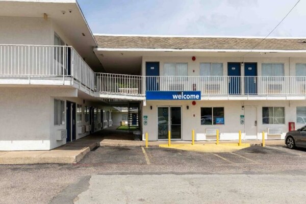 1 Queen Bed  Mobility Access Ri Shwr Nsmk - Lufkin, TX