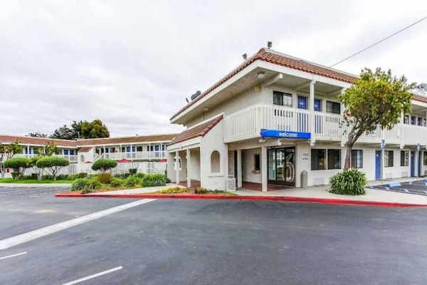 1 Queen Bed Mini Fridge - Salinas