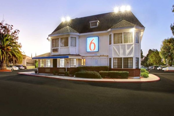 2 Full Beds  Deluxe Micfridge - Union City, CA