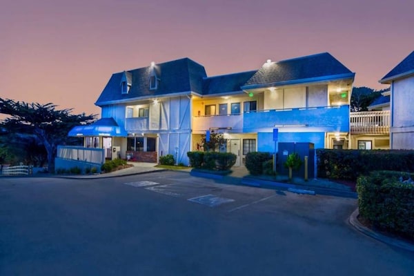 2 Full Beds - Marina, CA