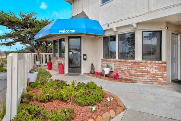 1 Queen Bed Non-smoking - Moss Landing, CA