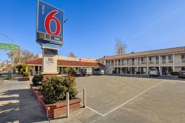 2 Full Beds  Non-smoking Micfridge - Yuba City, CA