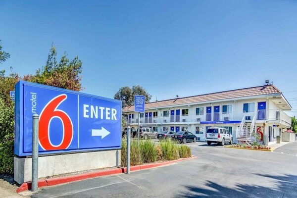 2 Full Beds Micfridge - Stockton, CA