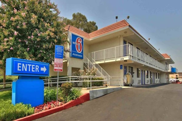 1 Full Bed Ada/ri Shower/mini Fridge - Davis, CA