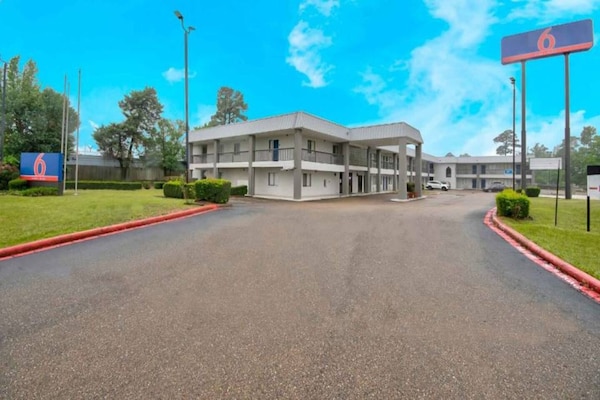 1 King Bed Smoking Kitchen - Texarkana, TX