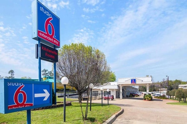 1 King Bed  Smoking Kitchen - Chandler, TX