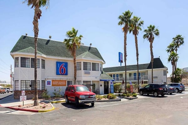1 Full Bed Ada/tub/micfridge - Yuma, AZ