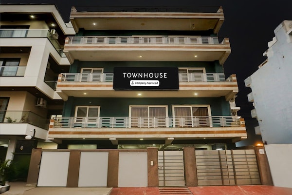 Hotel O Subhash Chowk Near Medanta Hospital Formerly L B Residency - Delhi