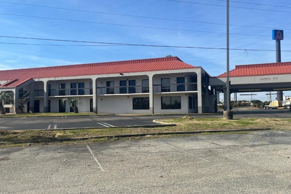 2 Full Beds Suite Non-smoking Kitchen - Montgomery, AL