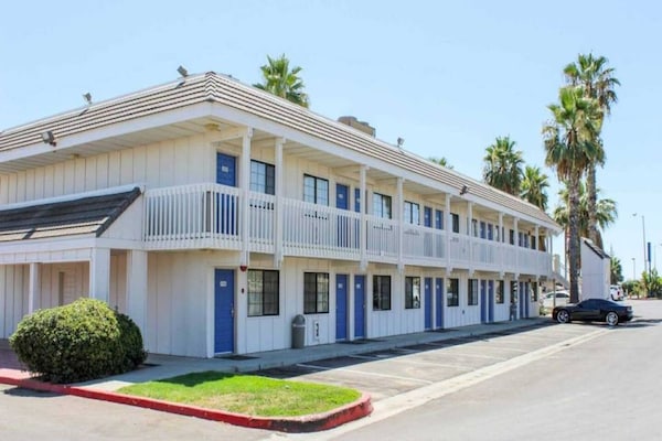 2 Queen Beds  Micfridge - Coalinga, CA