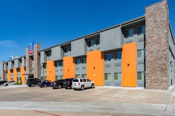 1 King Bed Smoking Kitchen - Garland, TX