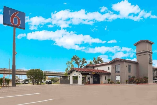 2 Full Beds  Smoking Kitchen - Beaumont, TX
