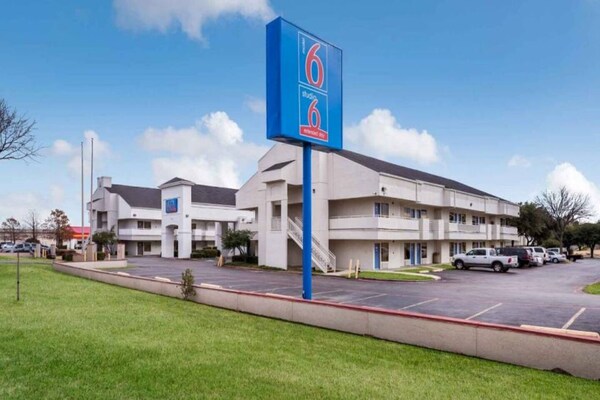 2 Full Beds Non-smoking Kitchen - Irving, TX