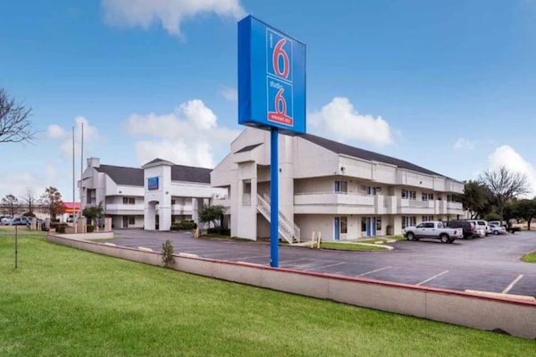 2 Full Beds Smoking Kitchen - Irving, TX