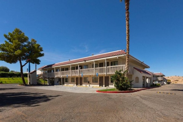 2 Queen Beds  Ada/tub/micfridge - Barstow, CA