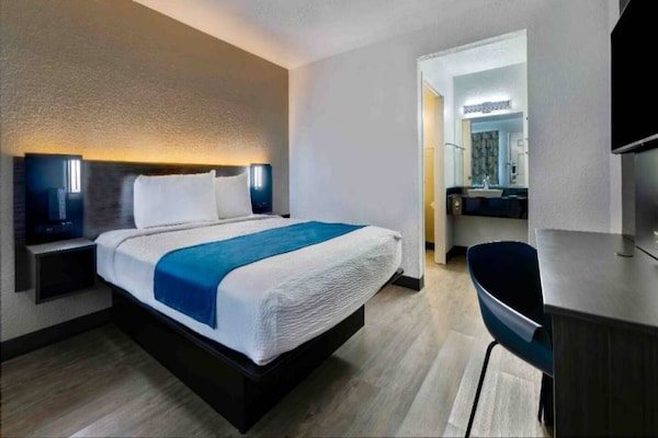 1 Queen Bed - Fullerton, CA