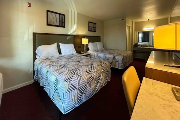 2 Queen Beds Non-smoking Micfridge - Costa Mesa, CA