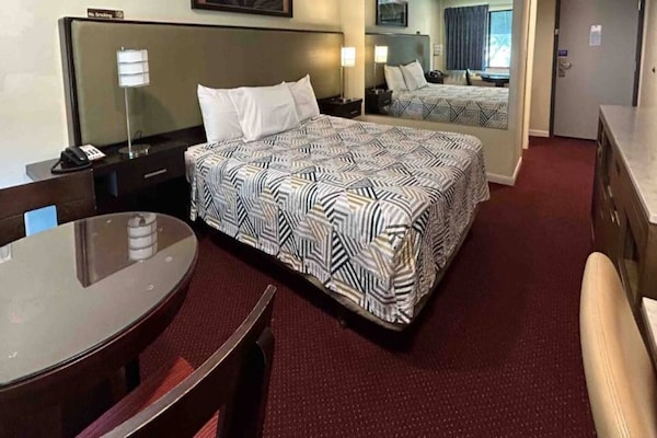 1 King Bed  Non-smoking Micfridge - Santa Ana, CA