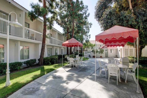 2 Queen Beds  Premium Mini Fridge - Irvine, CA