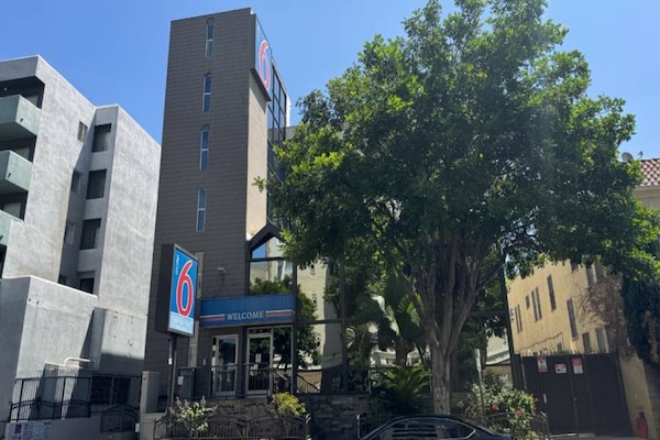1 King Bed Mobility Accessible Ri Shower Nsmk - Hollywood, CA