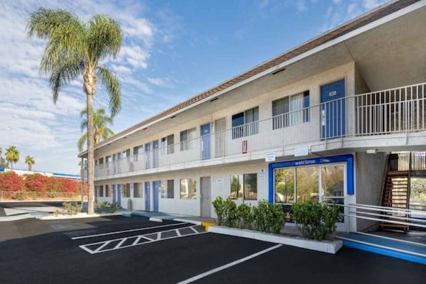 2 Full Beds - Fontana, CA