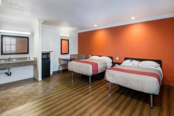 2 Queen Beds  Non-smoking Micfridge - Carson
