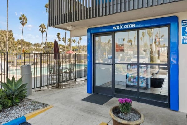 2 Full Beds  Mini Fridge - Ventura, CA
