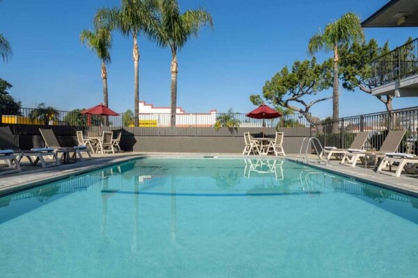 1 Queen Bed  Ada/ri Shower/mini Fridge - Fontana, CA