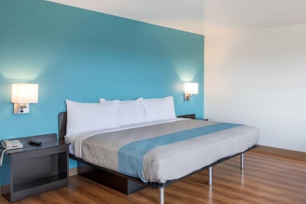 1 King Bed Suite Non-smoking Mini Fridge - Colorado Springs, CO
