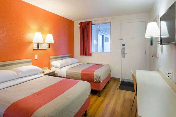 2 Full Beds  Ada/ri Shower/mini Fridge - Ball Arena