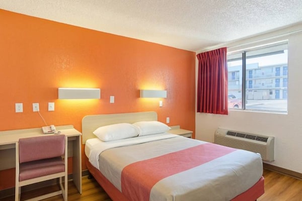 1 Queen Bed - Northside - Denver