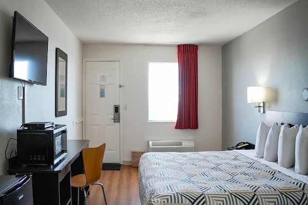 1 King Bed Non-smoking Micfridge - Rolla, MO
