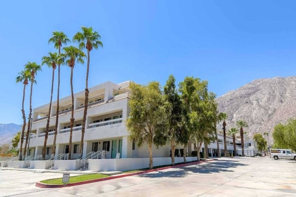 1 Queen Bed Micfridge - Palm Springs, CA