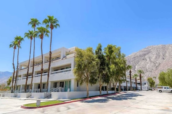 2 Full Beds - Palm Springs, CA