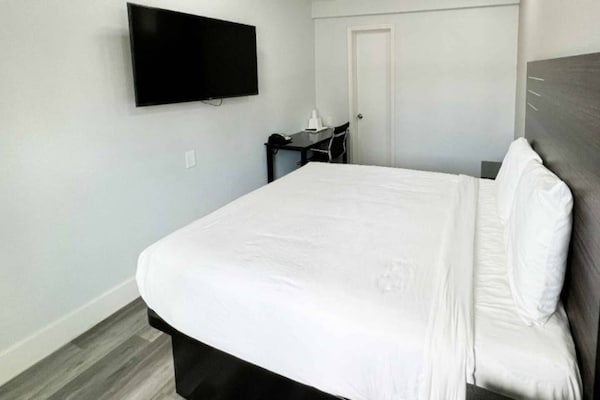 1 Queen Bed  Non-smoking Micfridge - Capitola, CA