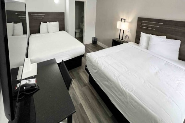 2 Queen Beds  Non-smoking Micfridge - Davenport, CA