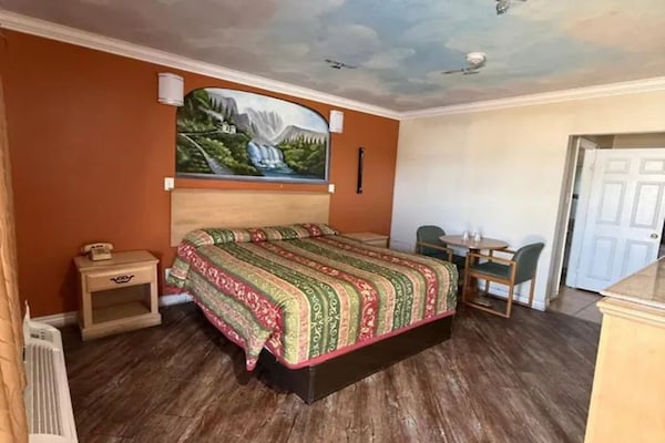 Queen Bed Smoking - Cypress, CA