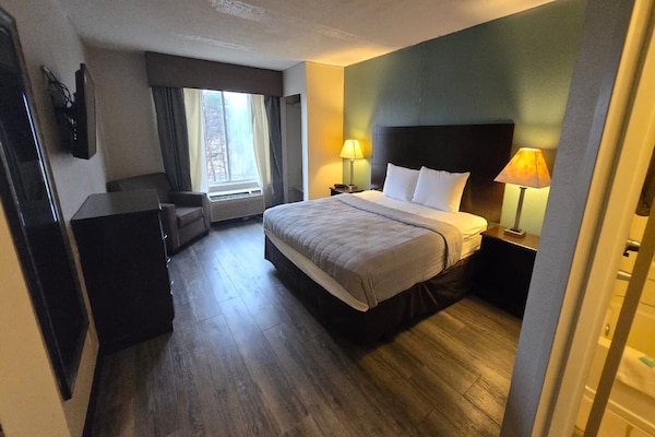 Suite - King Bed - Medina, OH