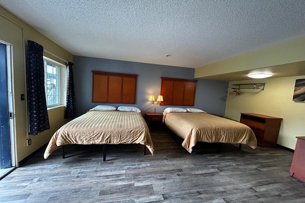 2 Queen Beds Non-smoking - Kelso, WA