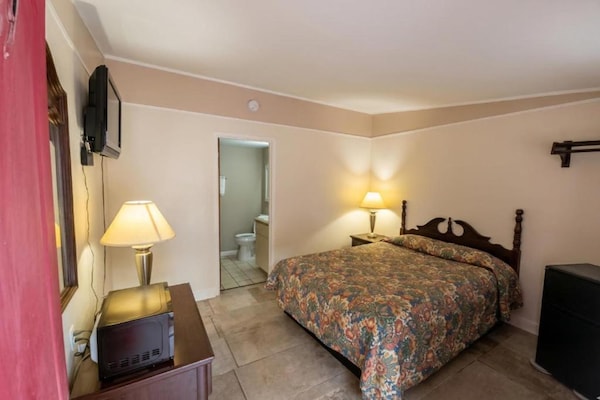 1 Queen Bed & 2 Full Bed Smoking - Alabama