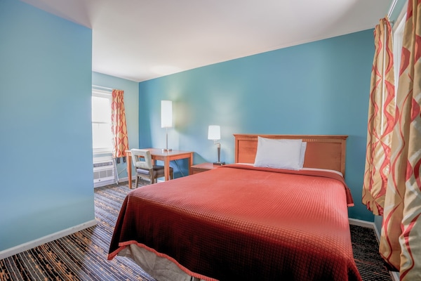 Queen Bed Non-smoking - Big Island, VA