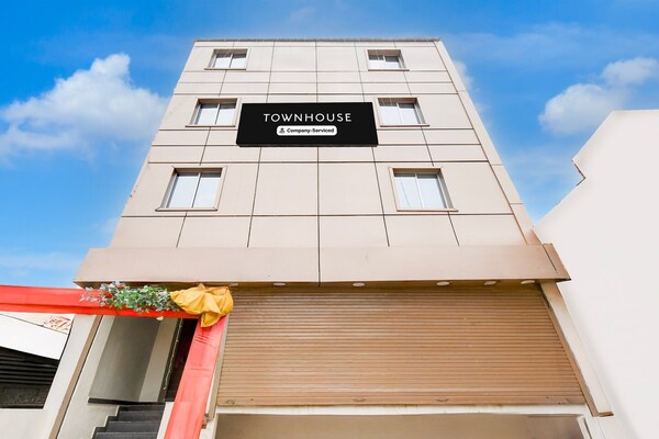 Townhouse Prayagraj Bus Terminal Formerly Raj Mahal Palace - Allahabad