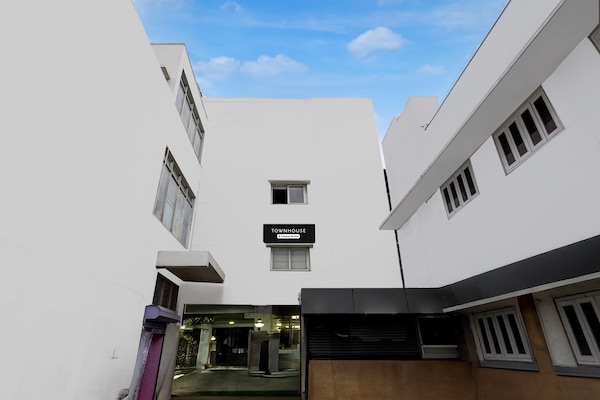 Super Townhouse Arcot Road Near Kauvery Hospital - Chennai