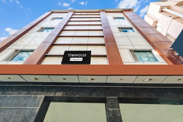 Super Townhouse Arakashan Road Paharganj Formerly Mohan International - Delhi, Hindistan