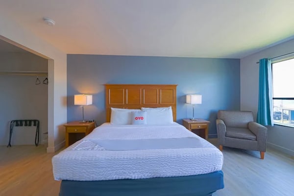 King Bed With Ocean View - Newport, OR