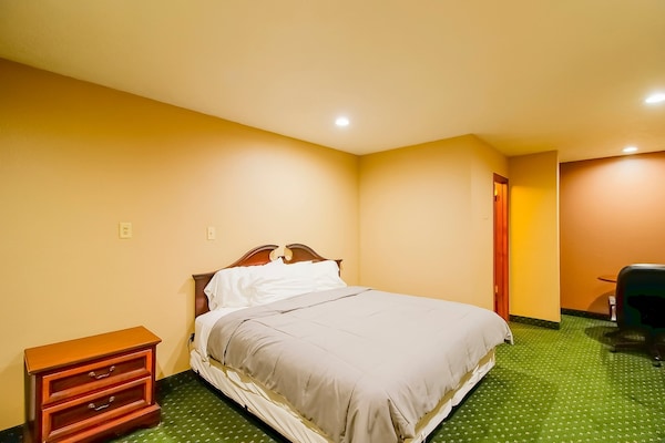 King Bed Smoking - Houston, TX