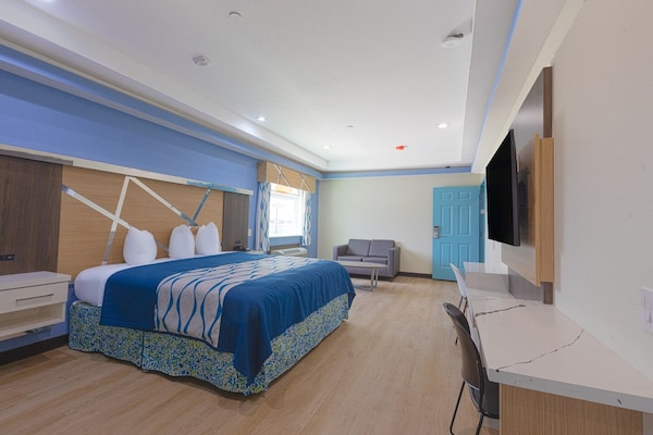 King Bed With Kitchenette Non-smoking - Houston, TX